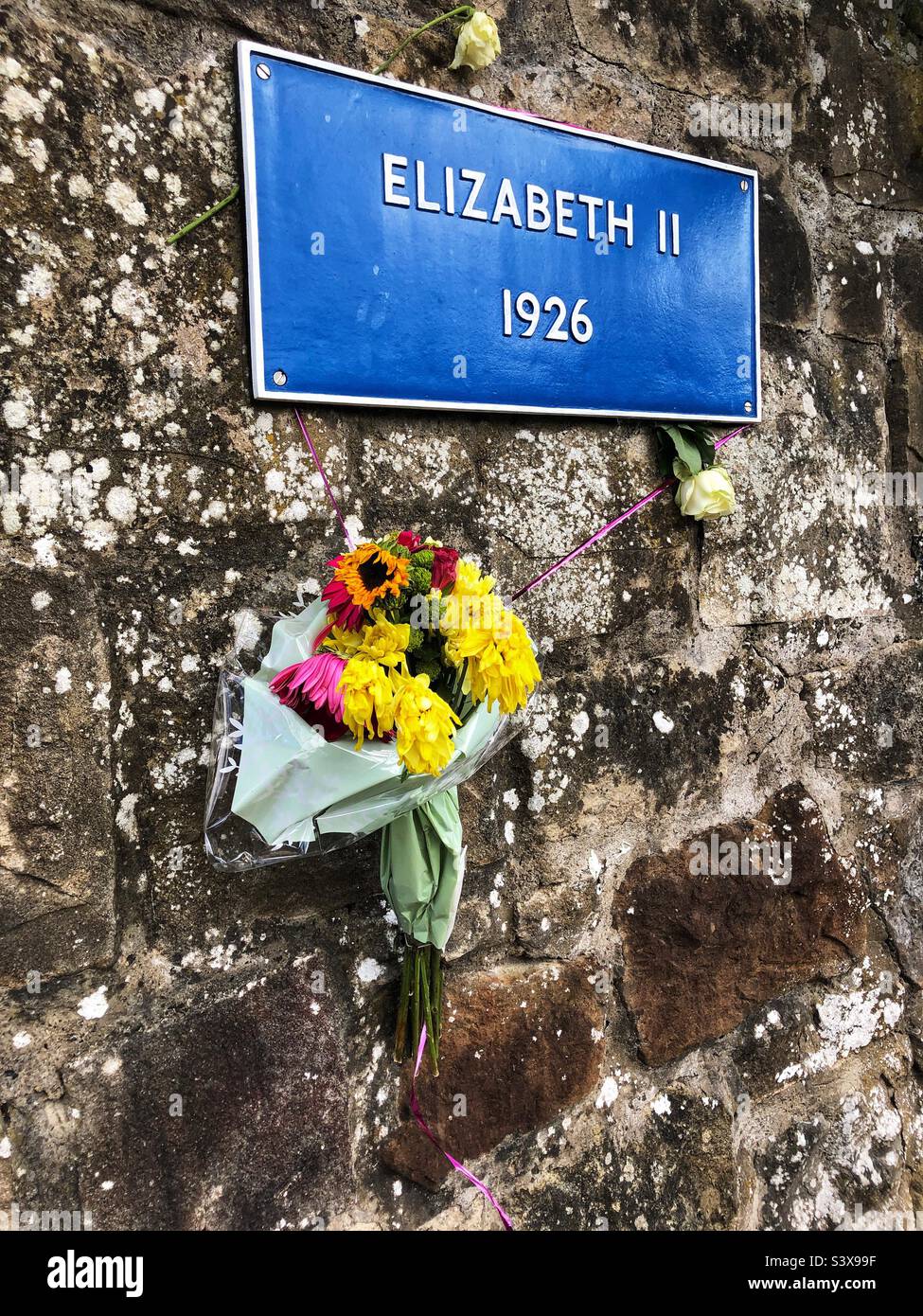 Queen Elizabeth 2 plaque at Linlithgow with fresh flowers placed in ...