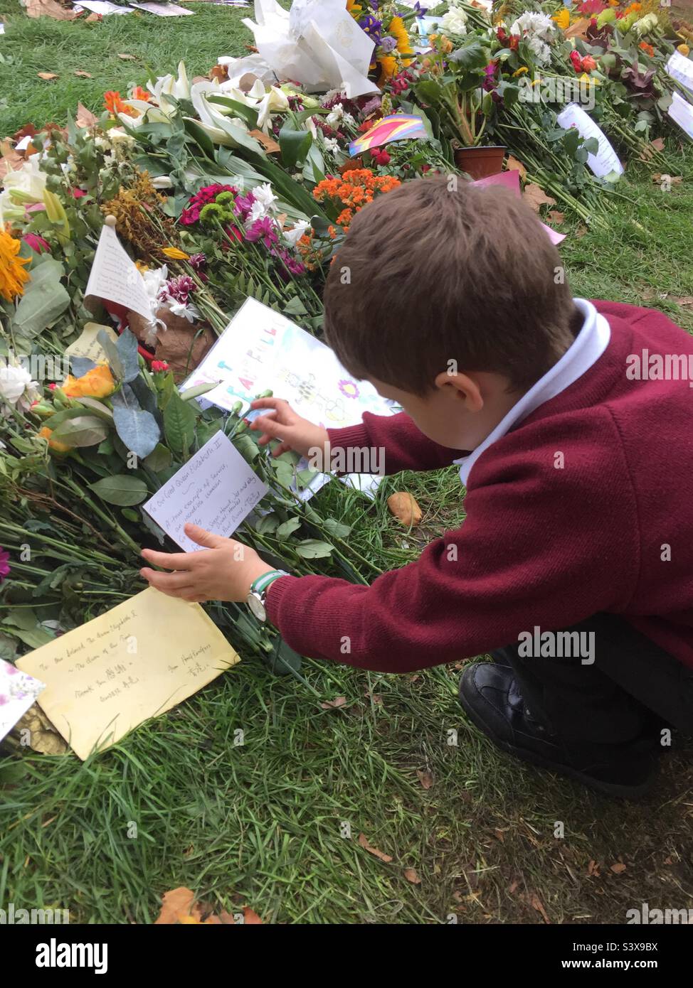 Laying flowers for the queen hi-res stock photography and images - Alamy
