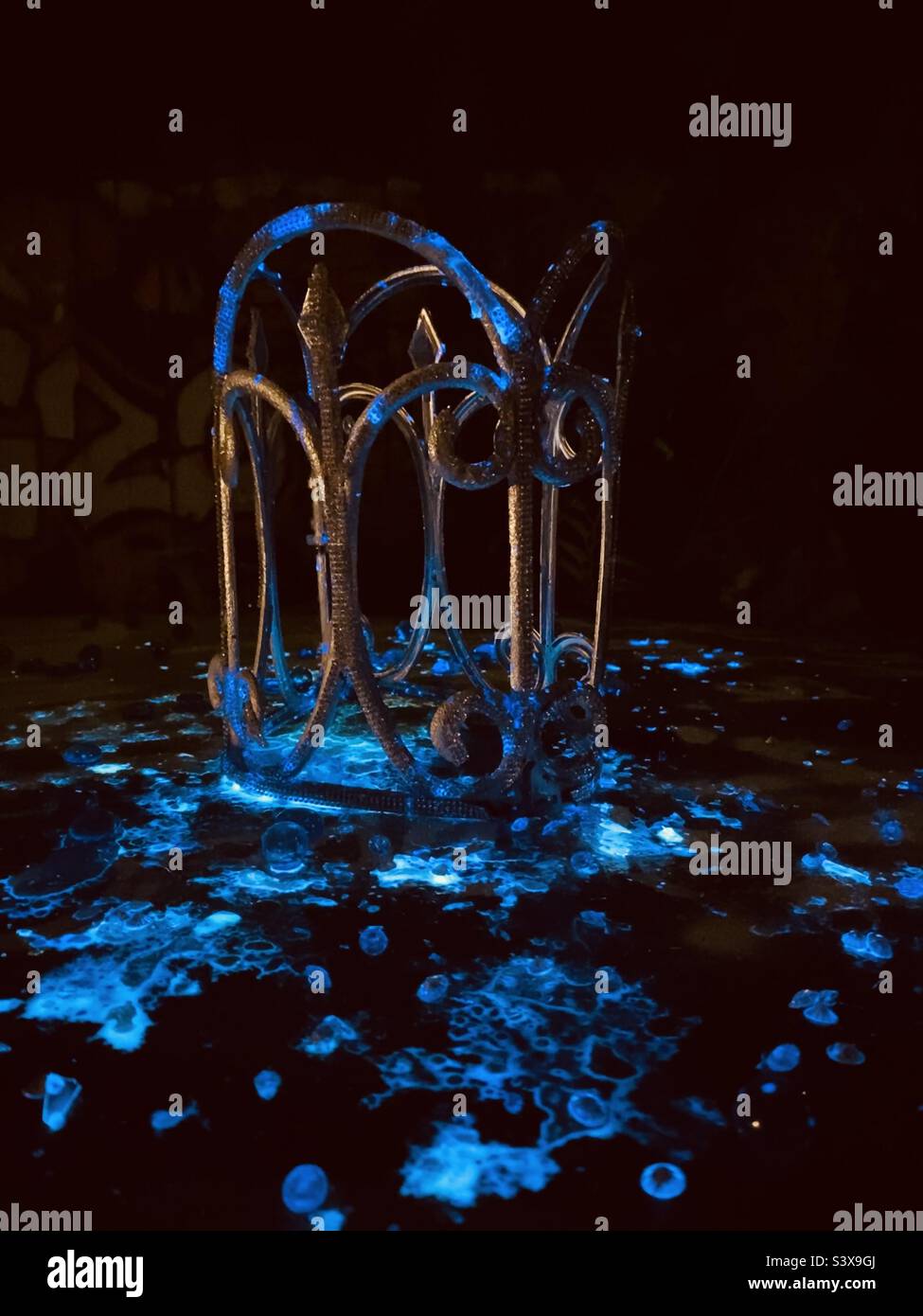 Neon crown hi-res stock photography and images - Alamy