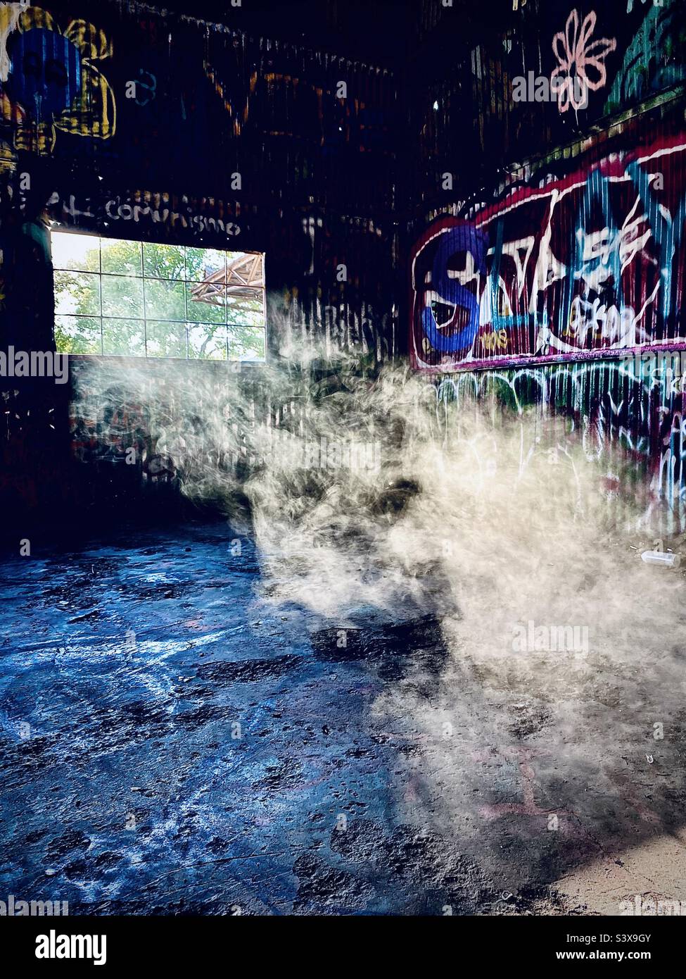 Warehouse graffiti hi-res stock photography and images - Alamy