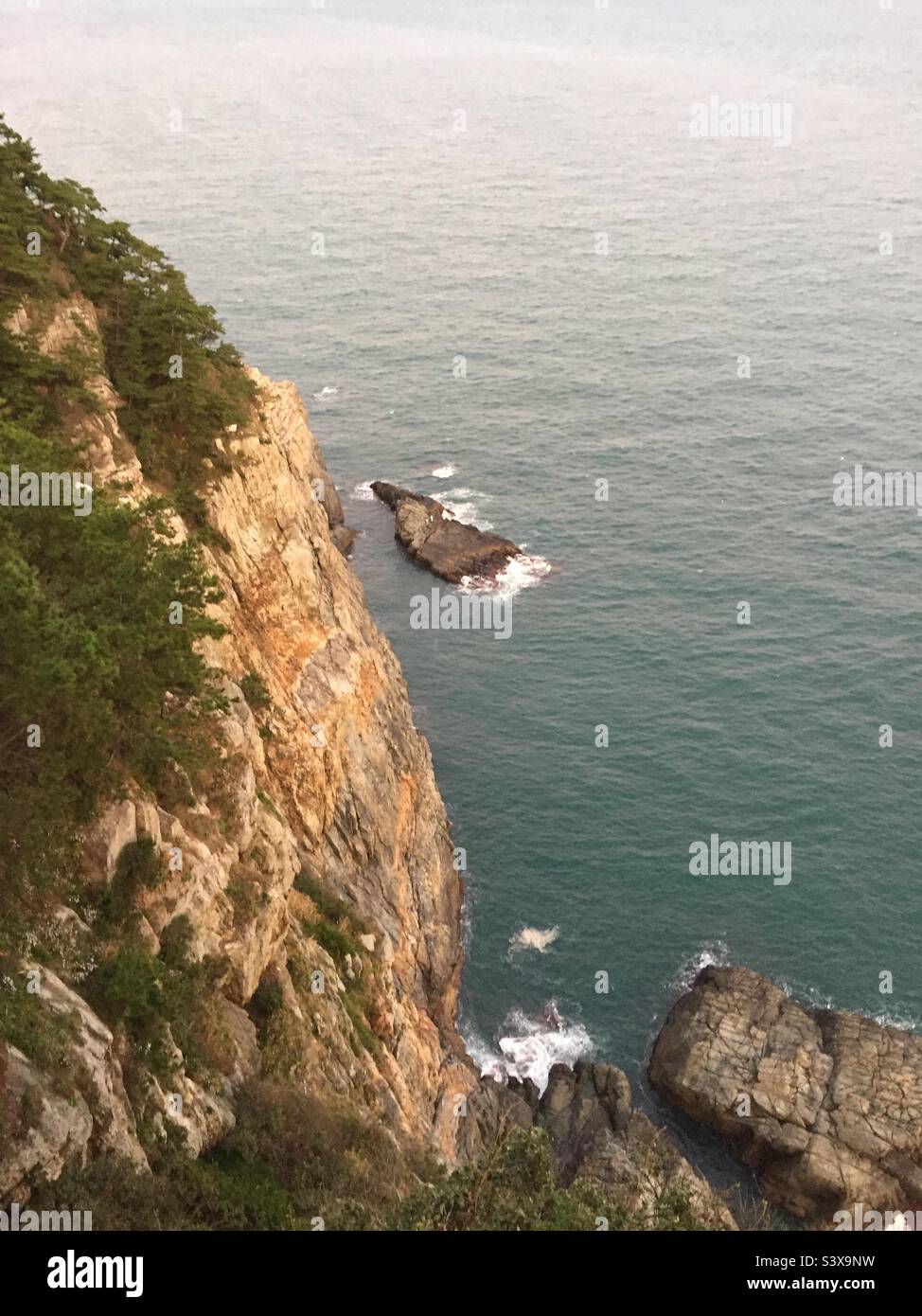 Cliff side hi-res stock photography and images - Alamy