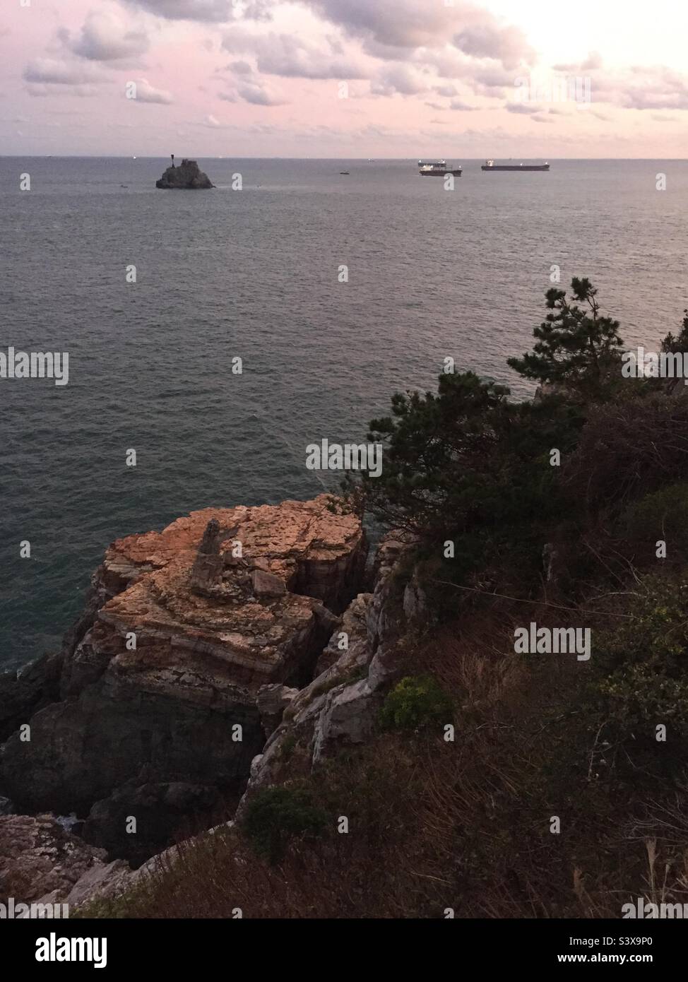 Cliff side hi-res stock photography and images - Alamy