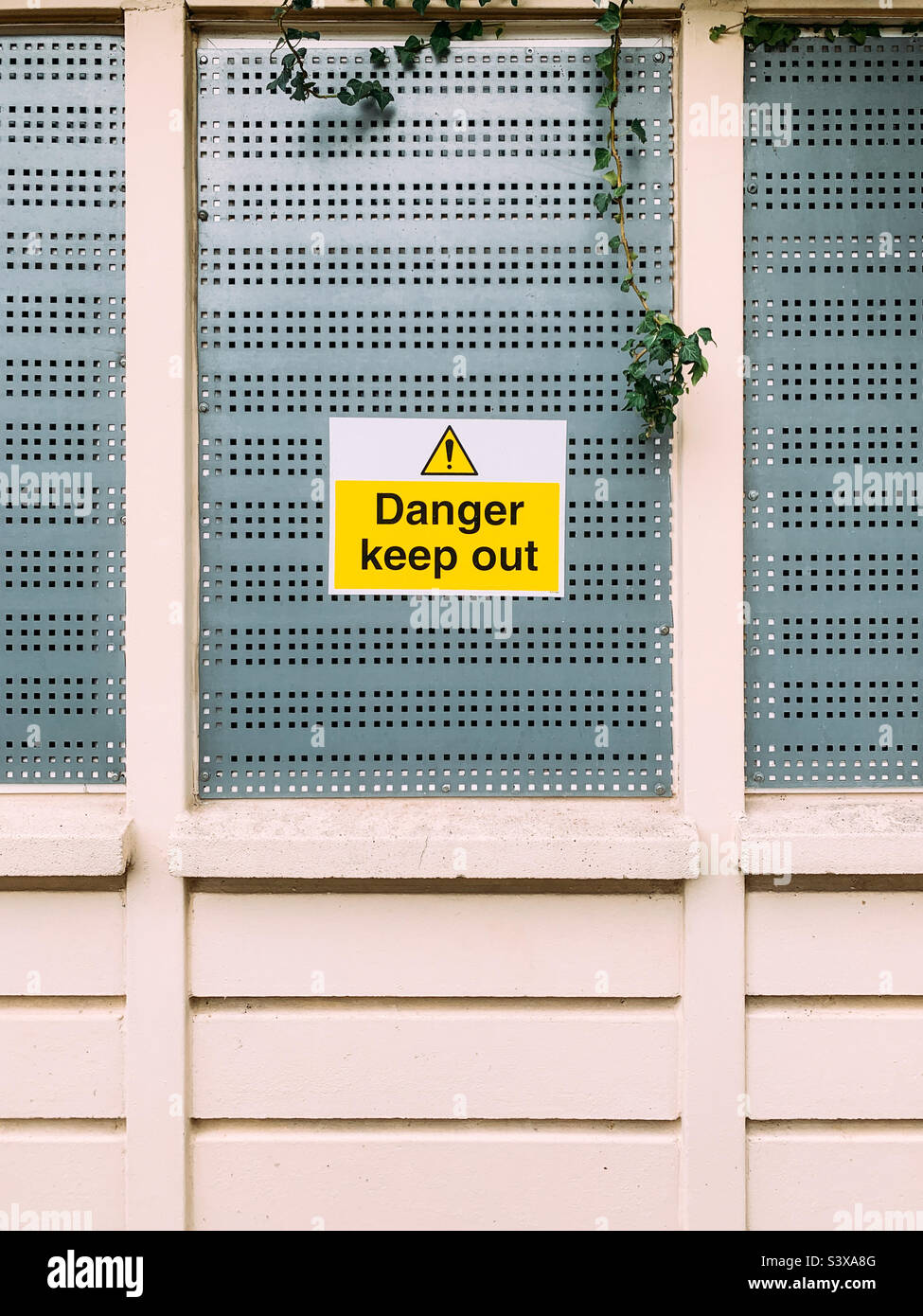 Danger keep out sign on a derelict house Stock Photo - Alamy