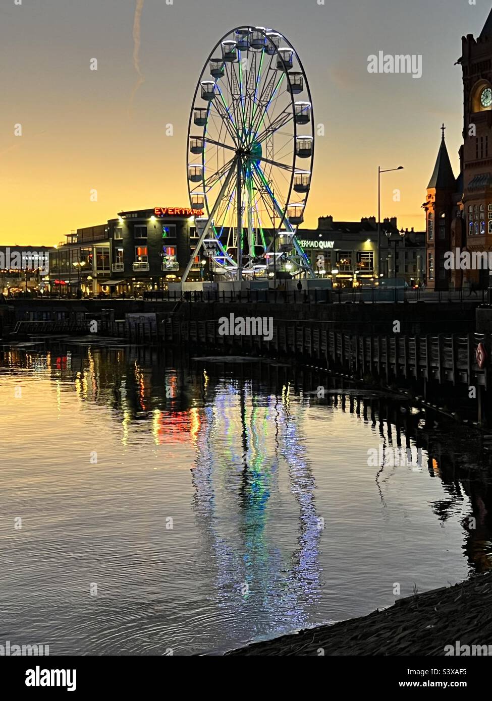 Cardiff bay ferris wheel hi-res stock photography and images - Alamy