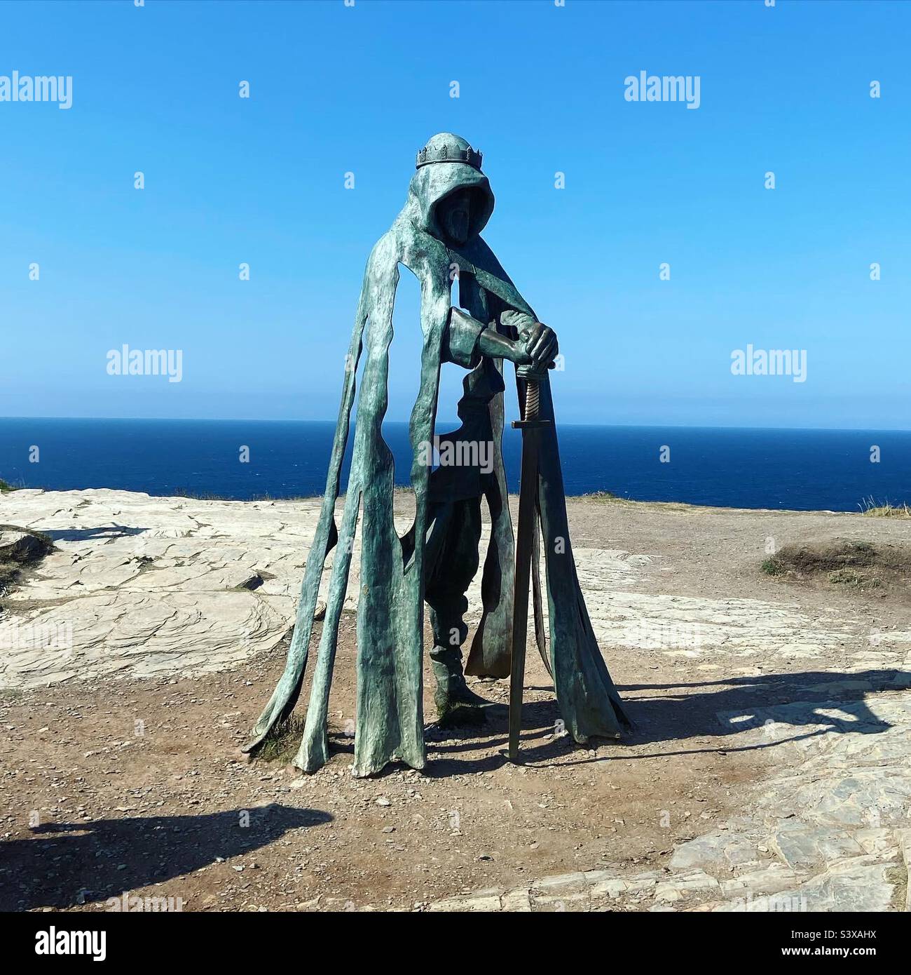 Statue of king arthur tintagel cornwall hi-res stock photography and ...