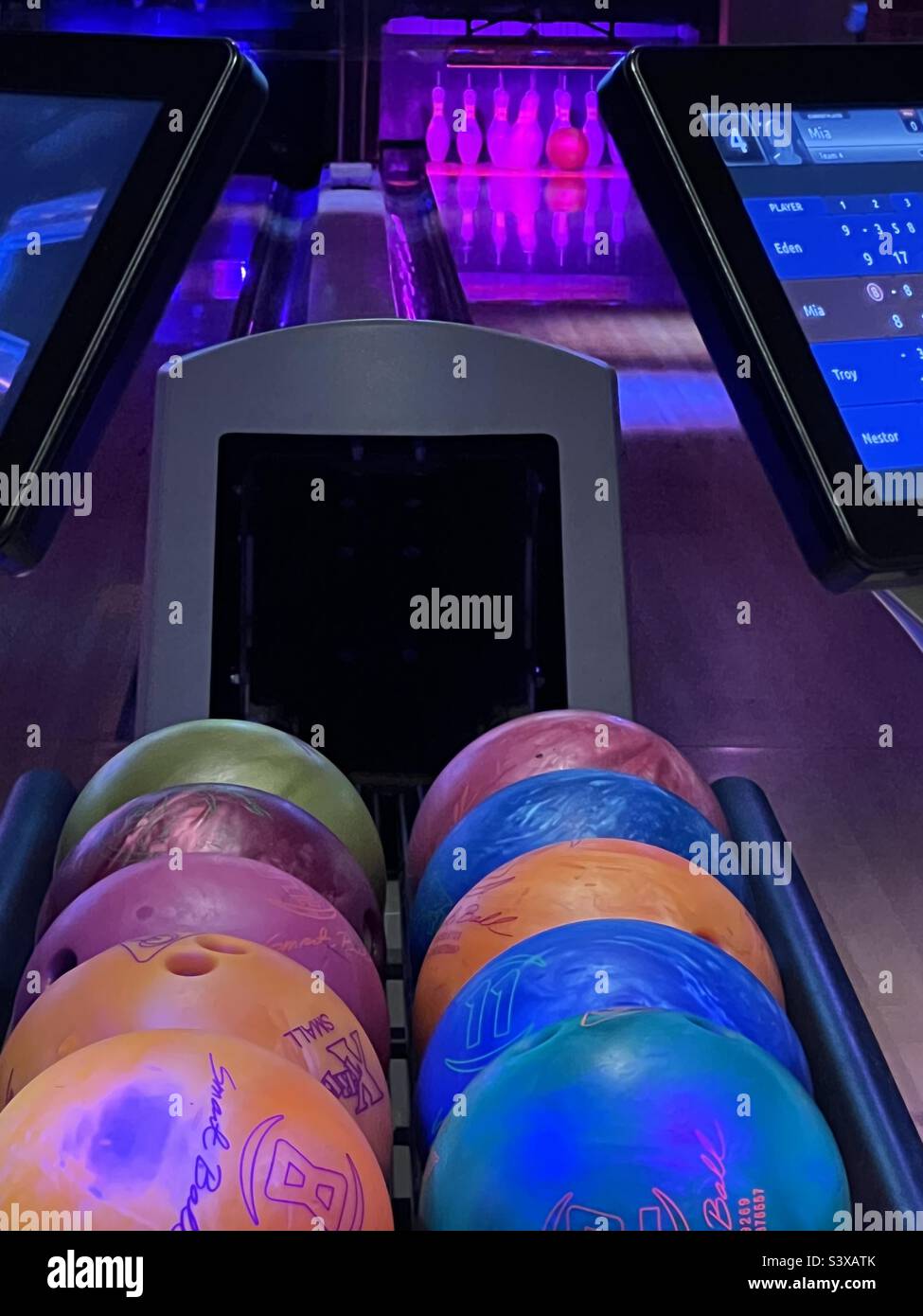 Bowling balls green hi-res stock photography and images - Alamy