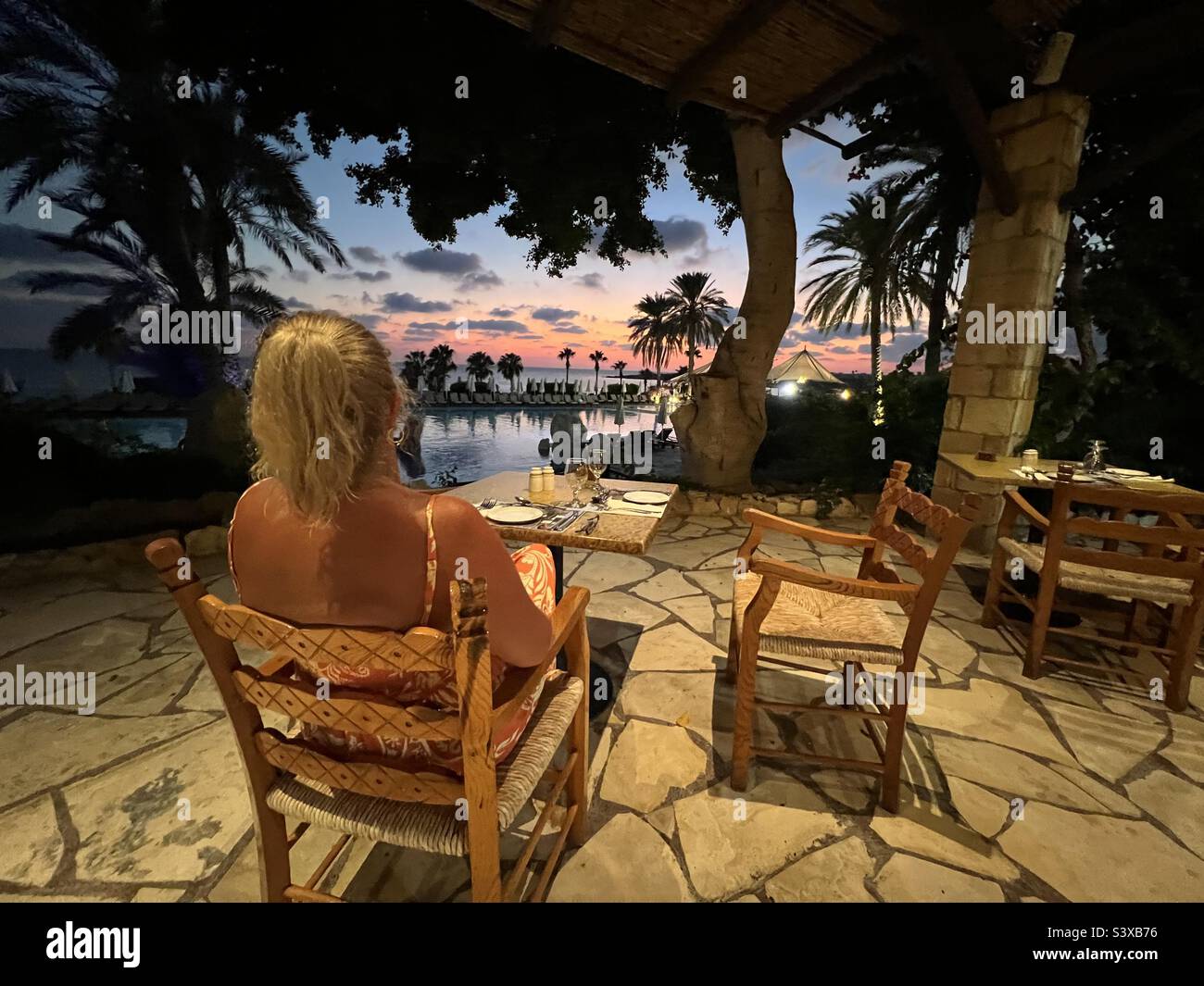 Poolside setting hi-res stock photography and images - Alamy