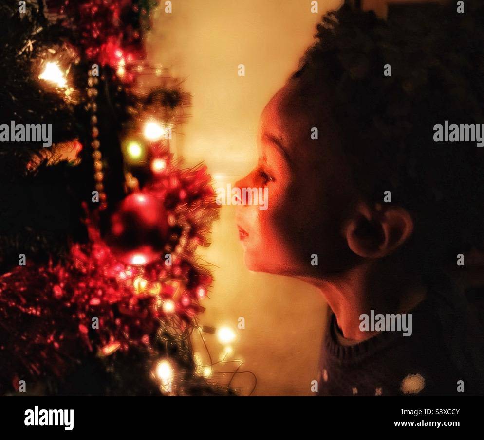 Child looks christmas tree hi-res stock photography and images - Alamy