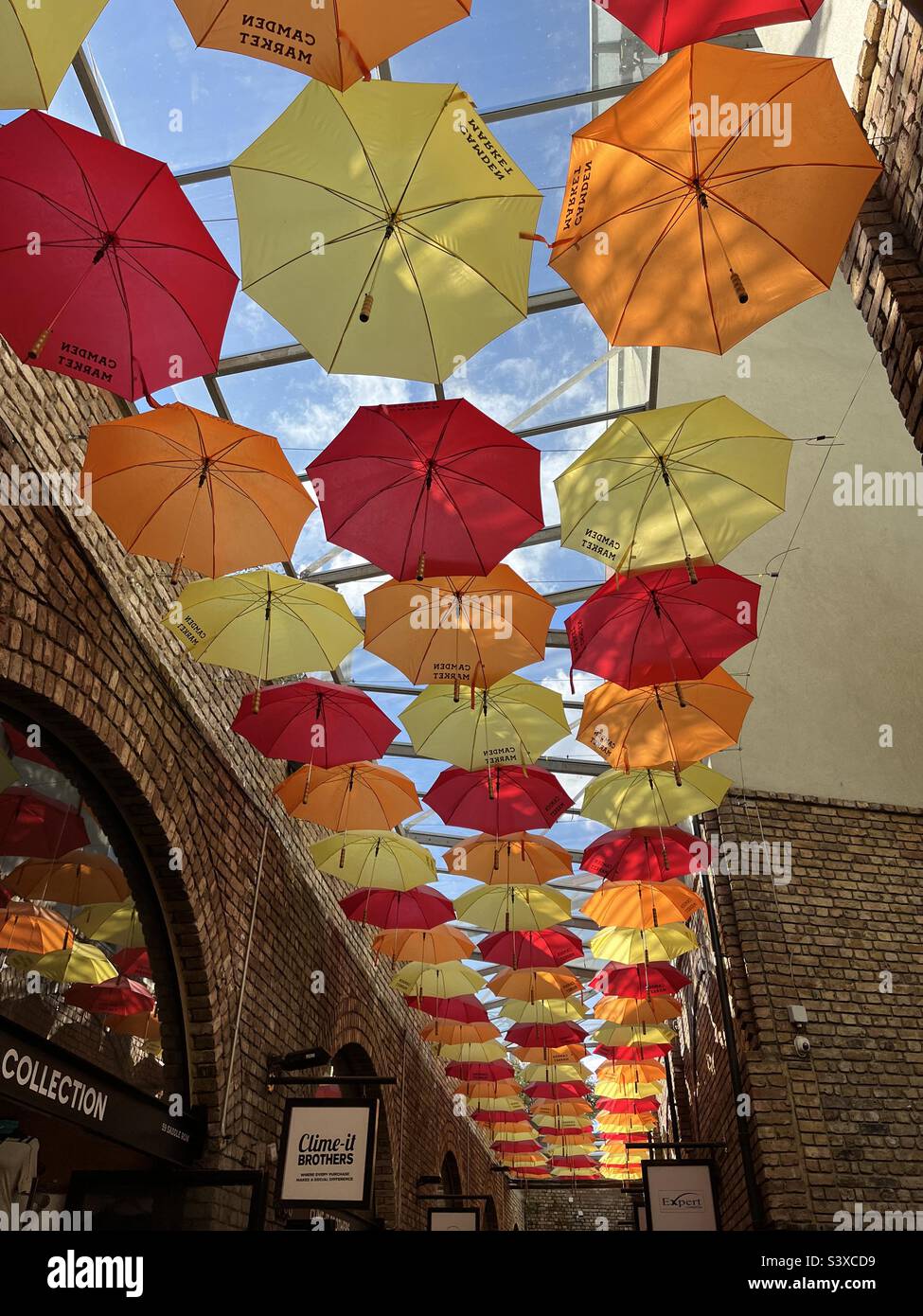 Open umbrellas hi-res stock photography and images - Alamy
