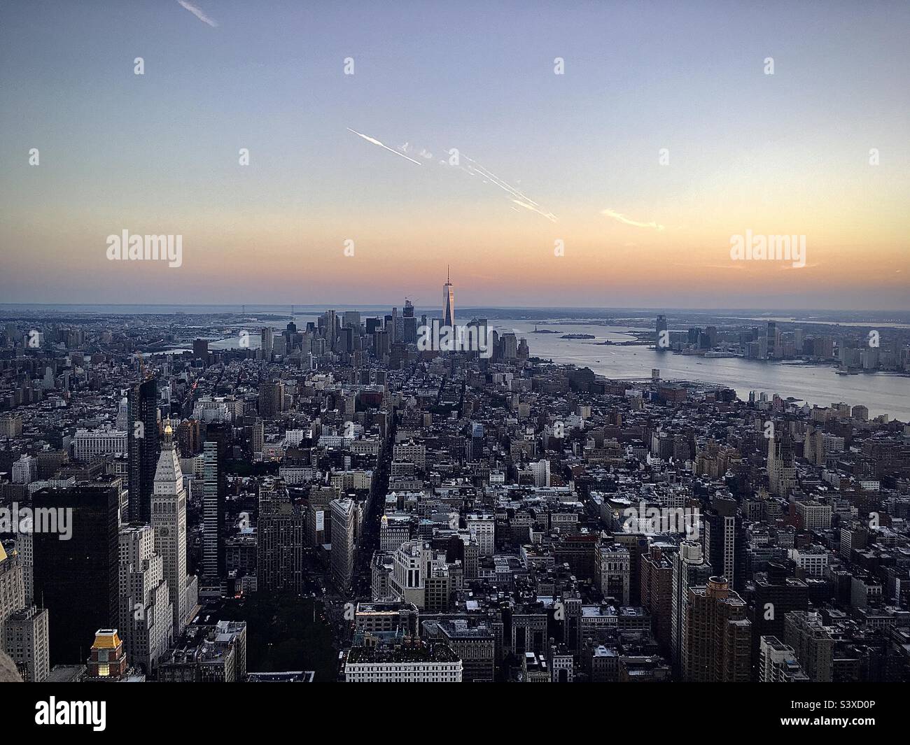 One world trade center sunset hi-res stock photography and images - Alamy