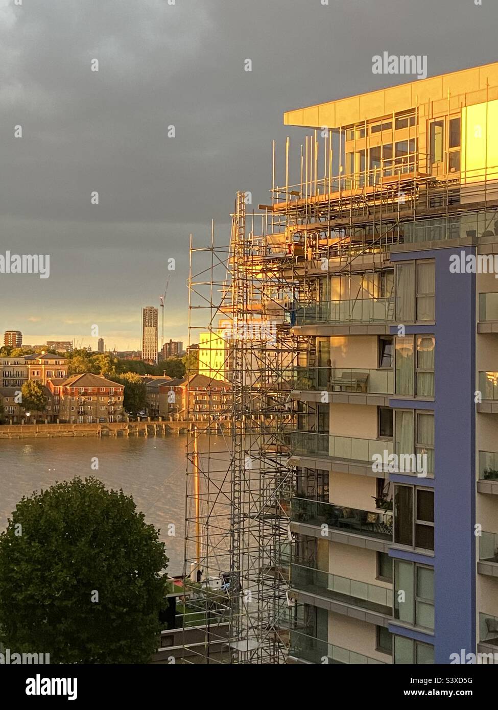 Scaffolding at sunset hi-res stock photography and images - Alamy