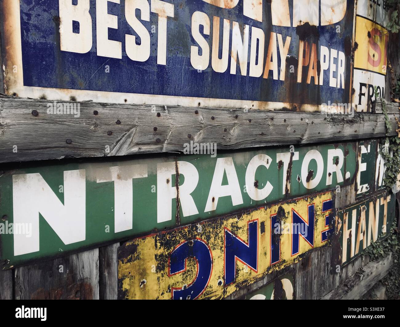 Vintage signage hi-res stock photography and images - Alamy