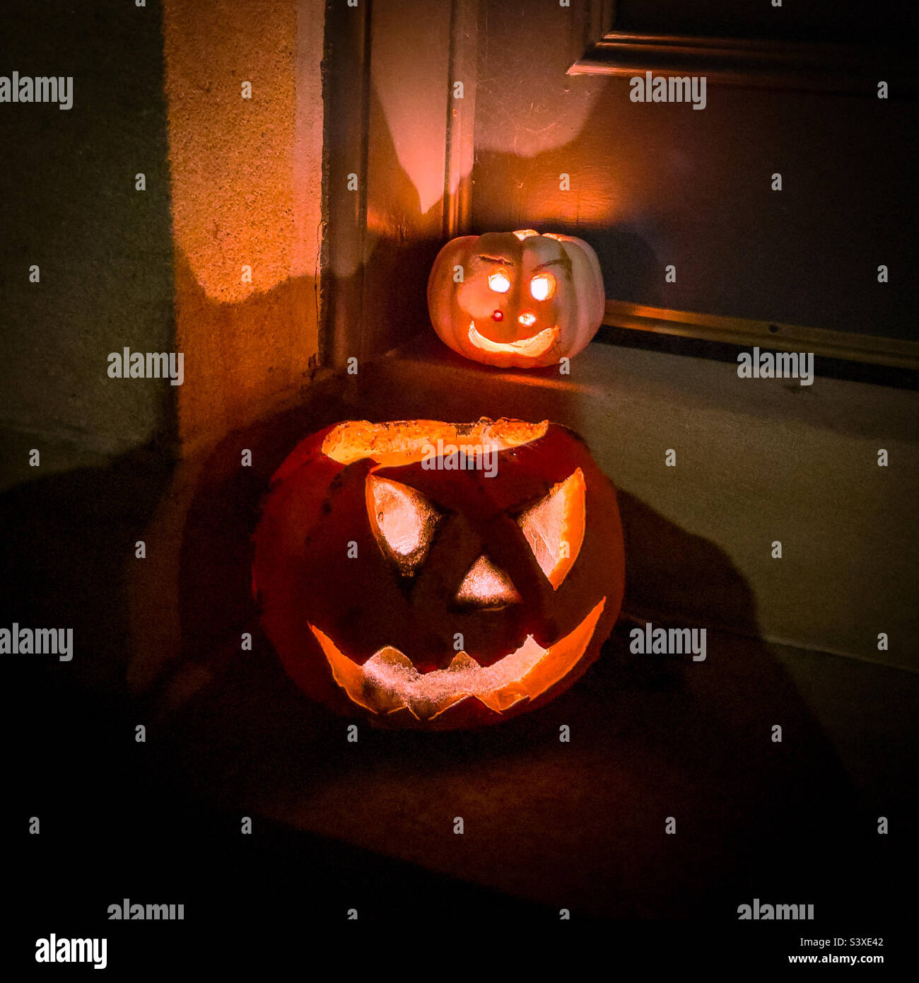 Lit pumpkins hi-res stock photography and images - Alamy