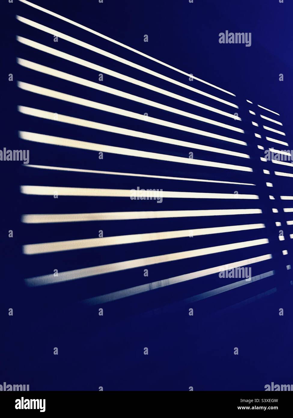 Shadow cast on wall - window venetian blinds Stock Photo - Alamy