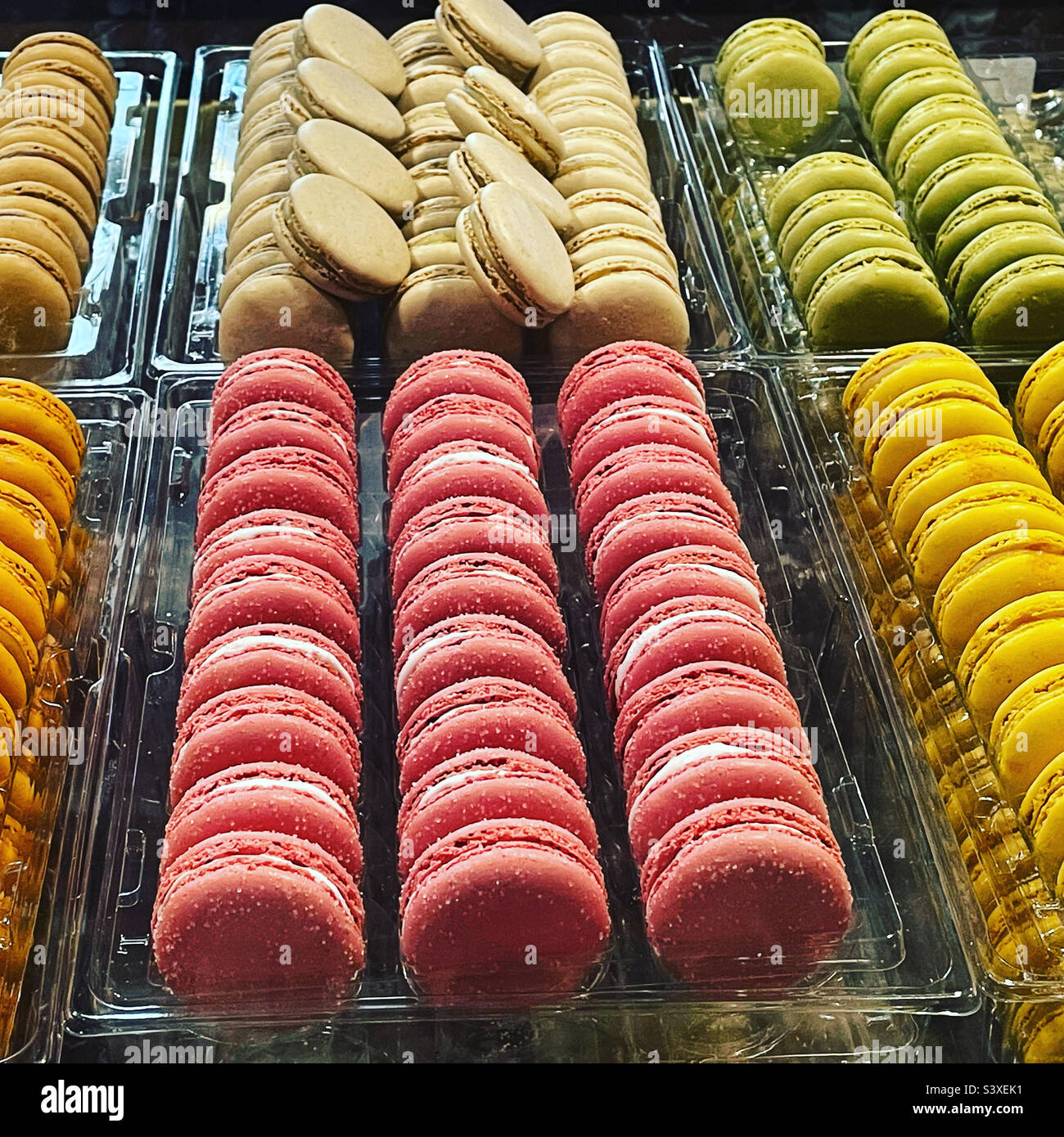 Colour macarons hi-res stock photography and images - Alamy
