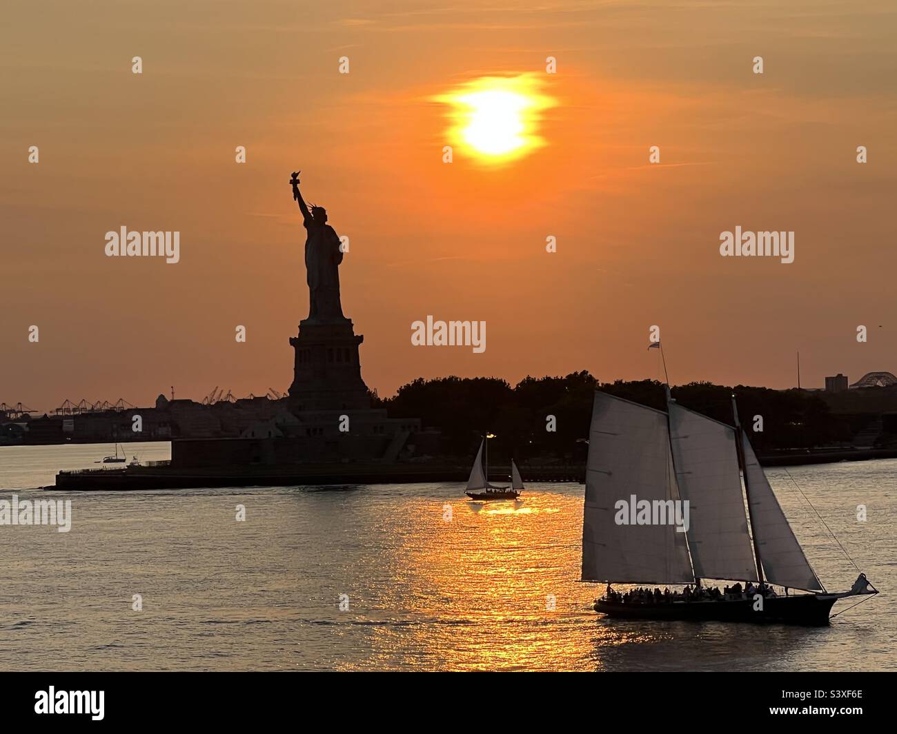 Sunset statue of liberty hi-res stock photography and images - Alamy