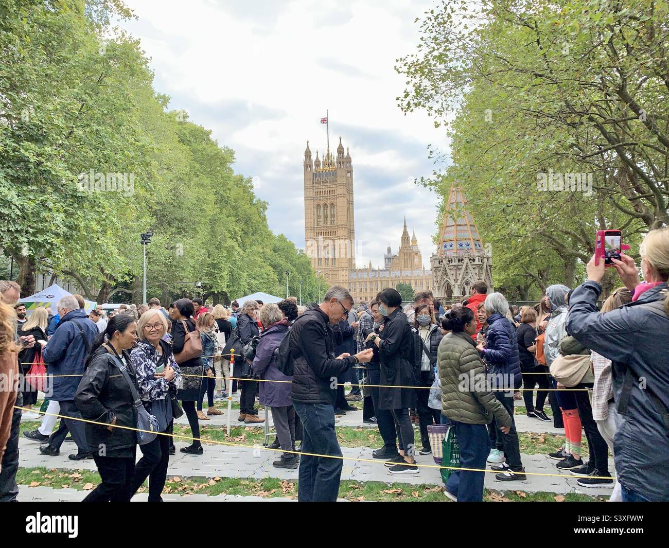 London U.K. Thursday 15th September, 2022. Hundreds of people queue to ...