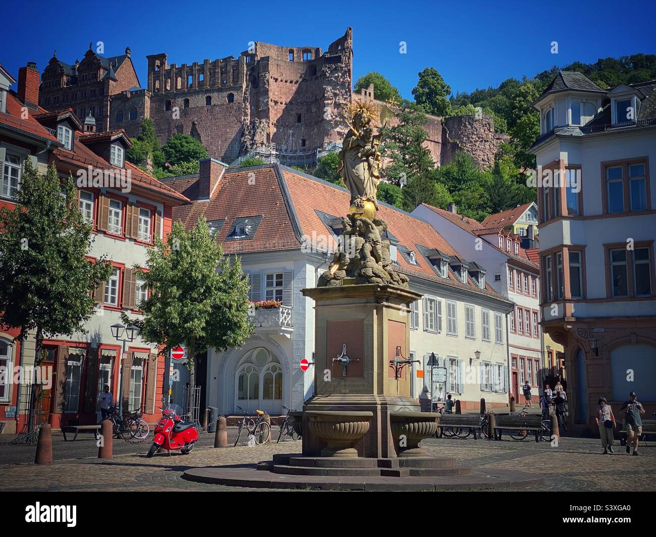 Kornmarkt square with 18th century Marian column and Heidelberg castle ...