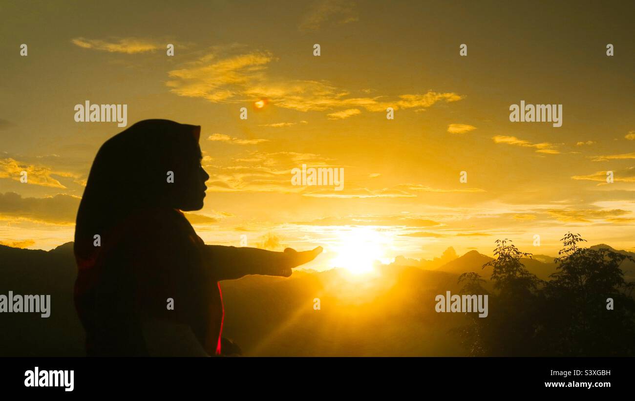 Women in sunset hi-res stock photography and images - Alamy