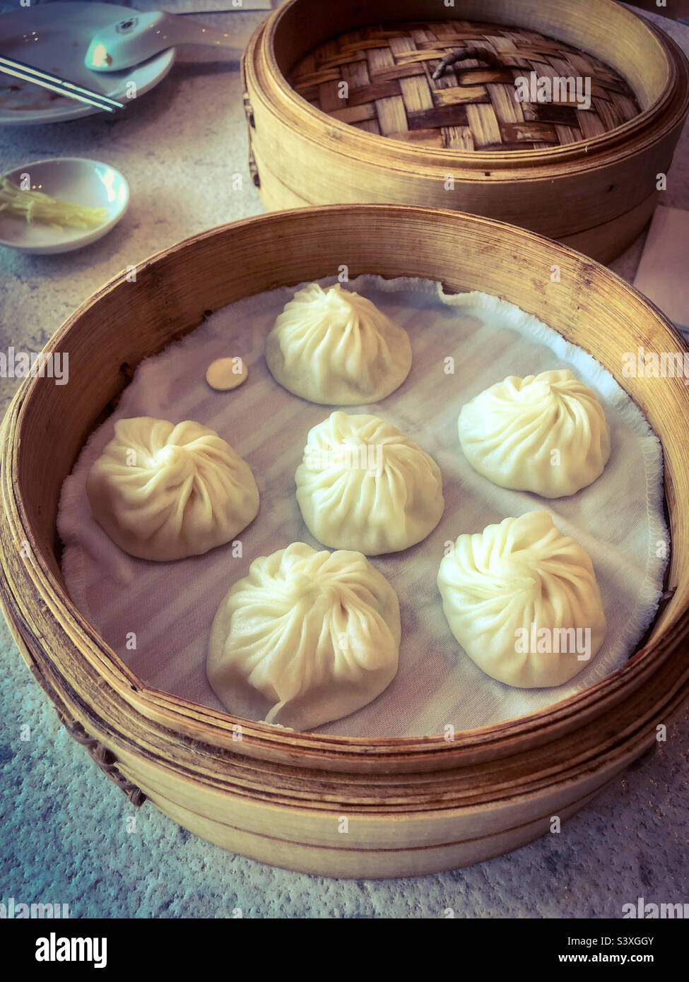 Chinese dumplings basket hi-res stock photography and images - Alamy