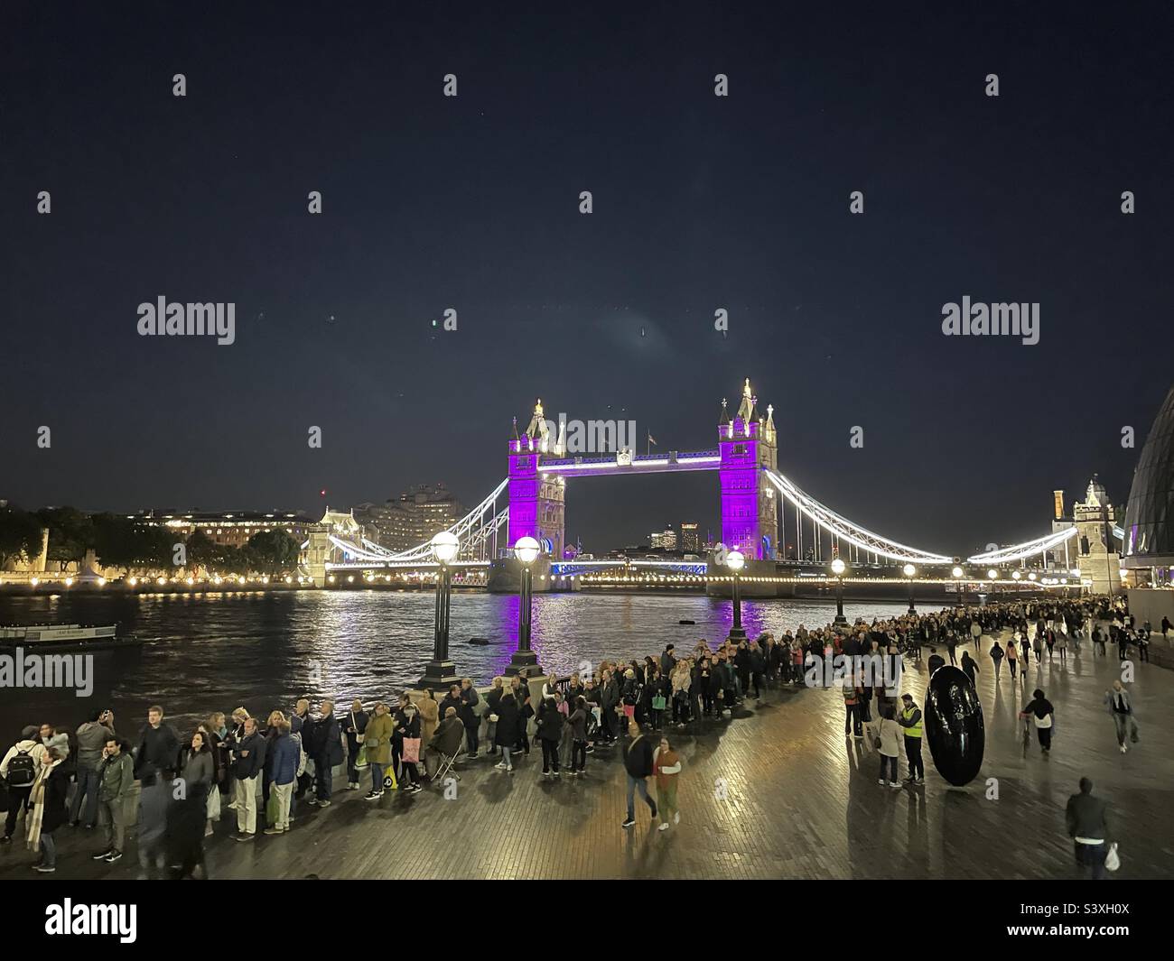 Queue for Queen Elizabeth II lying in state at Tower Bridge, London ... Queue for Queen Elizabeth II lying in state at Tower Bridge, London ...