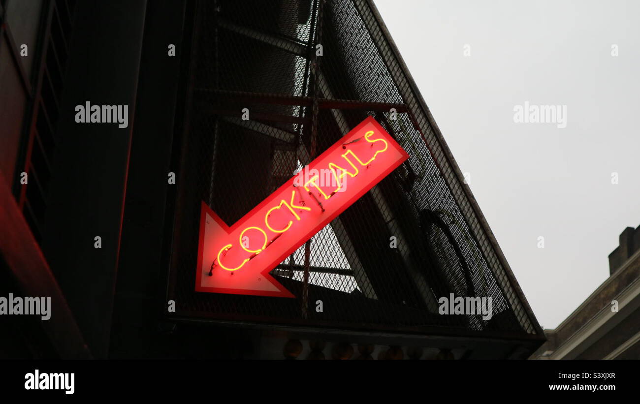 Cocktail sign hi-res stock photography and images - Alamy