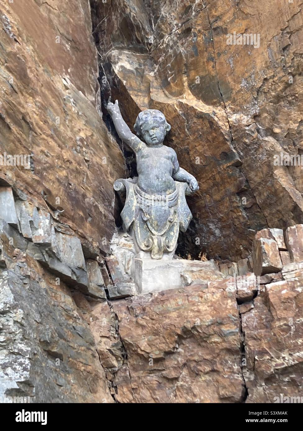 Statue cherub portmeirion hi-res stock photography and images - Alamy