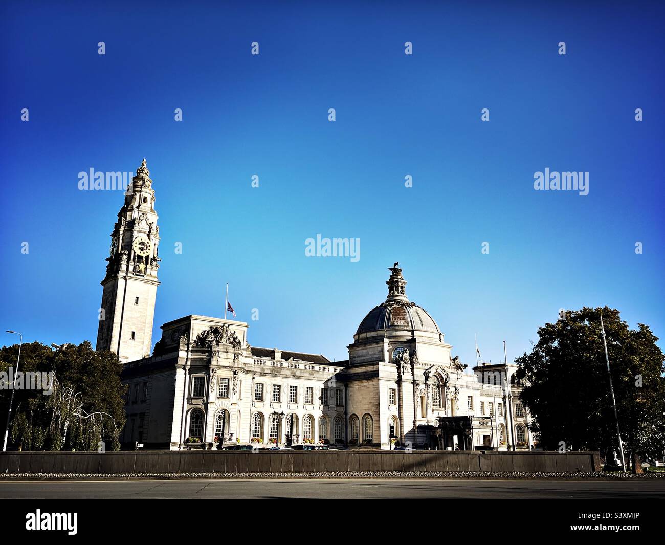 Cardiff city hall hi-res stock photography and images - Alamy