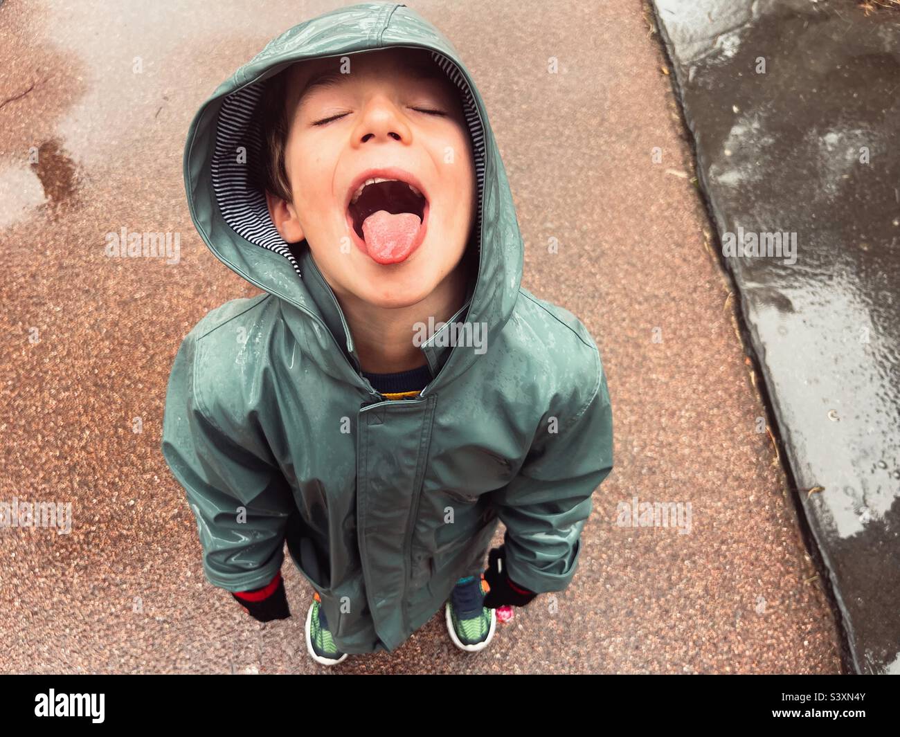 Children in rain hi-res stock photography and images - Alamy