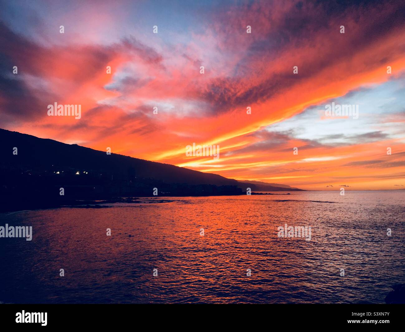 Beautiful red sunset hi-res stock photography and images - Alamy