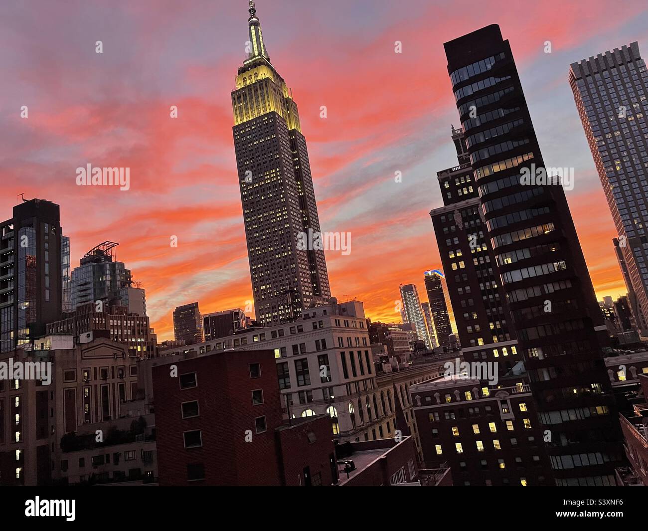 The brilliant natural colors of sunset behind the Empire State building ...
