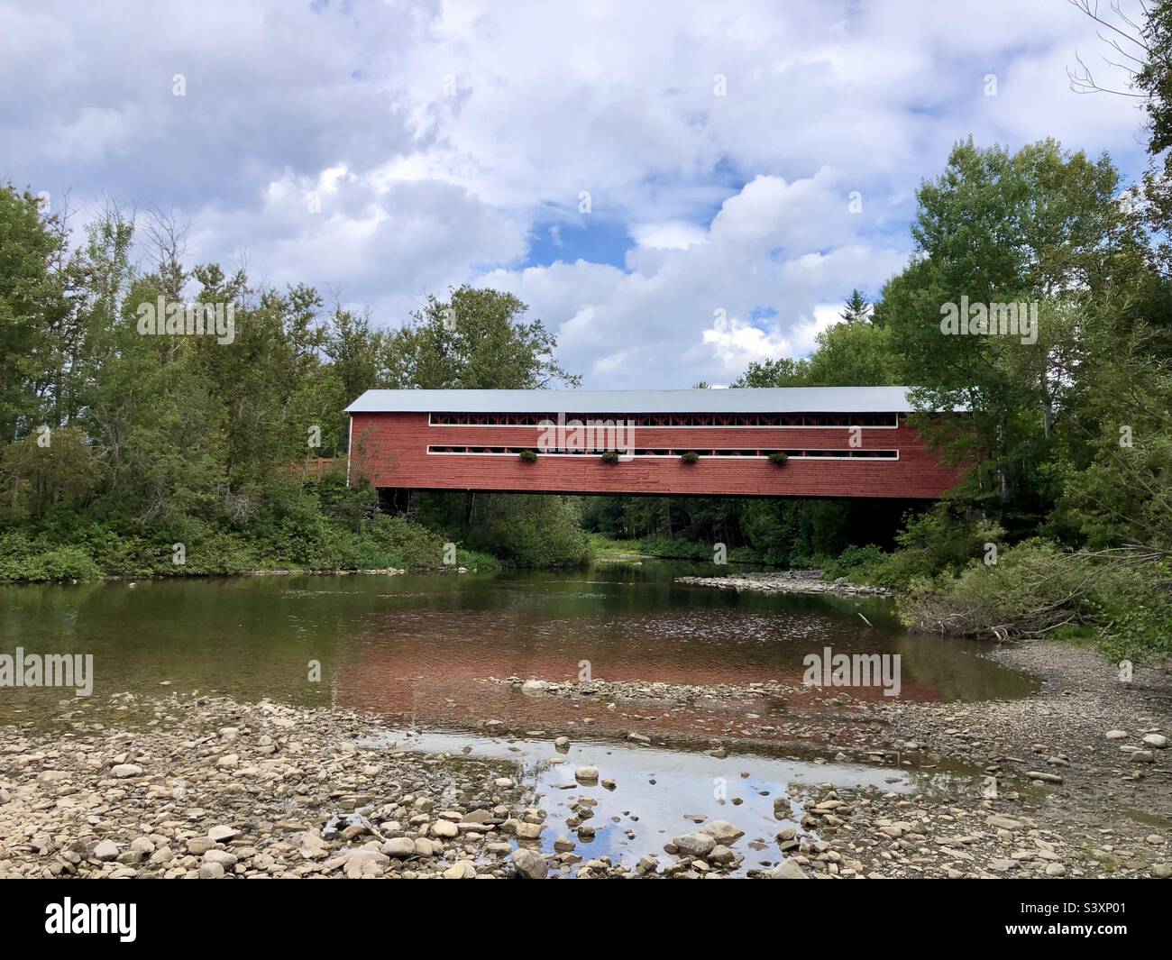 Bridge in red hi-res stock photography and images - Alamy