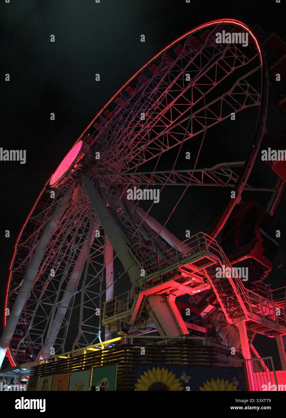 Red ferris wheel hi-res stock photography and images - Alamy