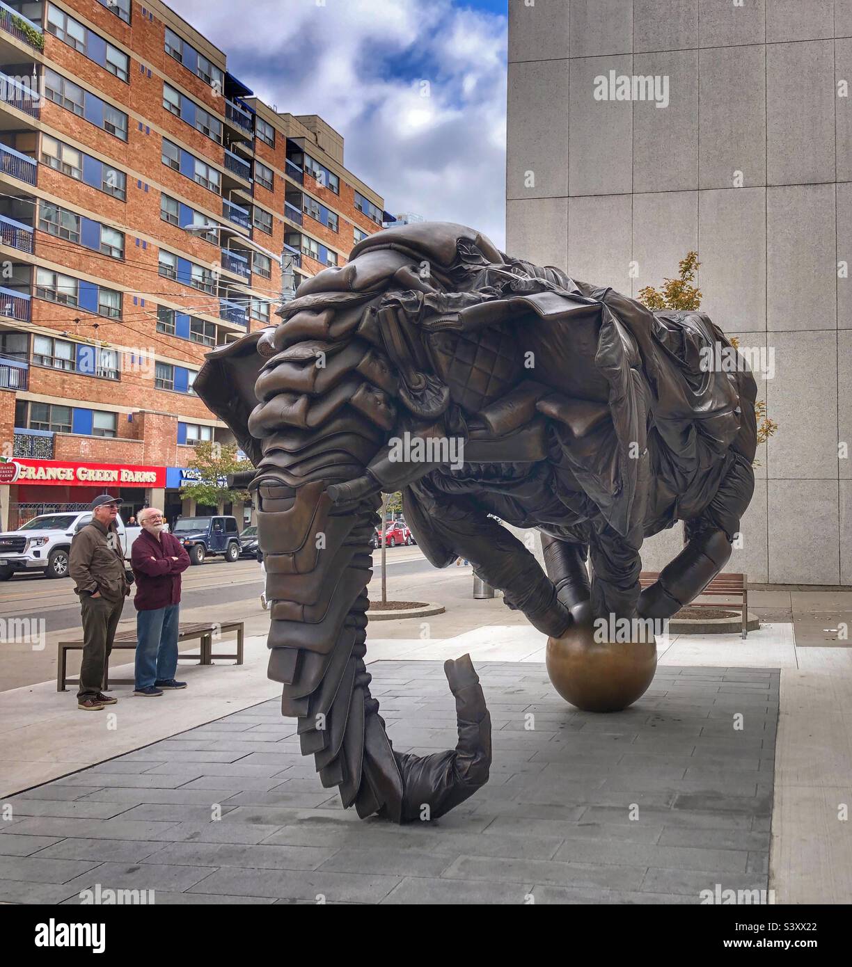 Two men looking sculpture hi-res stock photography and images - Alamy