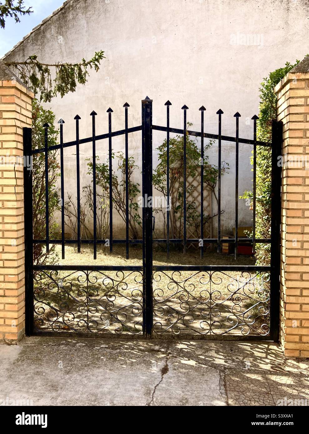 Metal gates at the entrance to a patio Stock Photo - Alamy