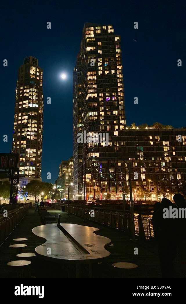 Moonlit skyscrapers hi-res stock photography and images - Alamy