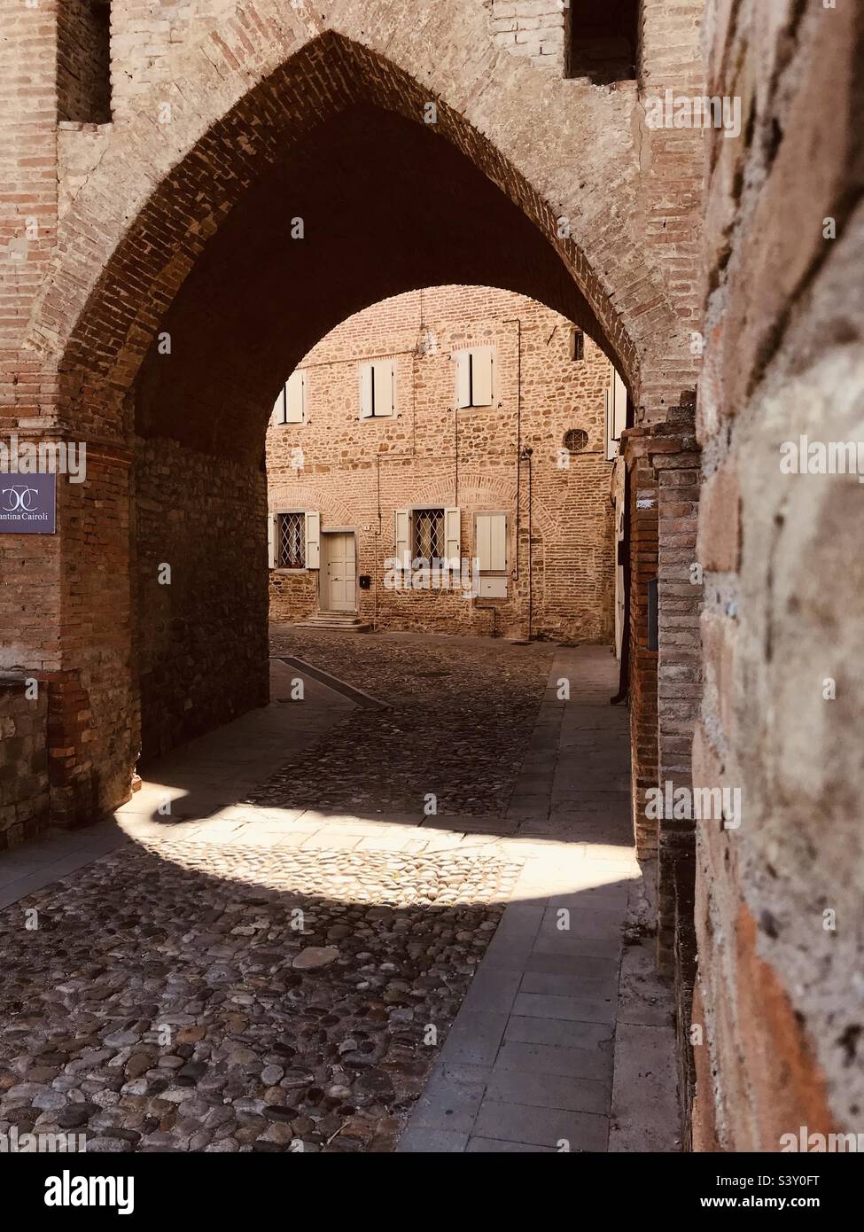 Old roman gate hi-res stock photography and images - Alamy