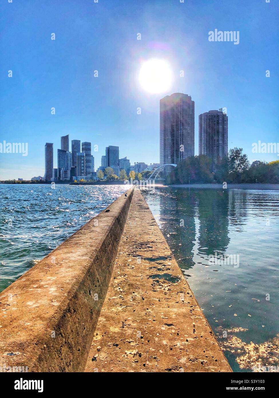 A break wall on Lake Ontario in Toronto Stock Photo - Alamy