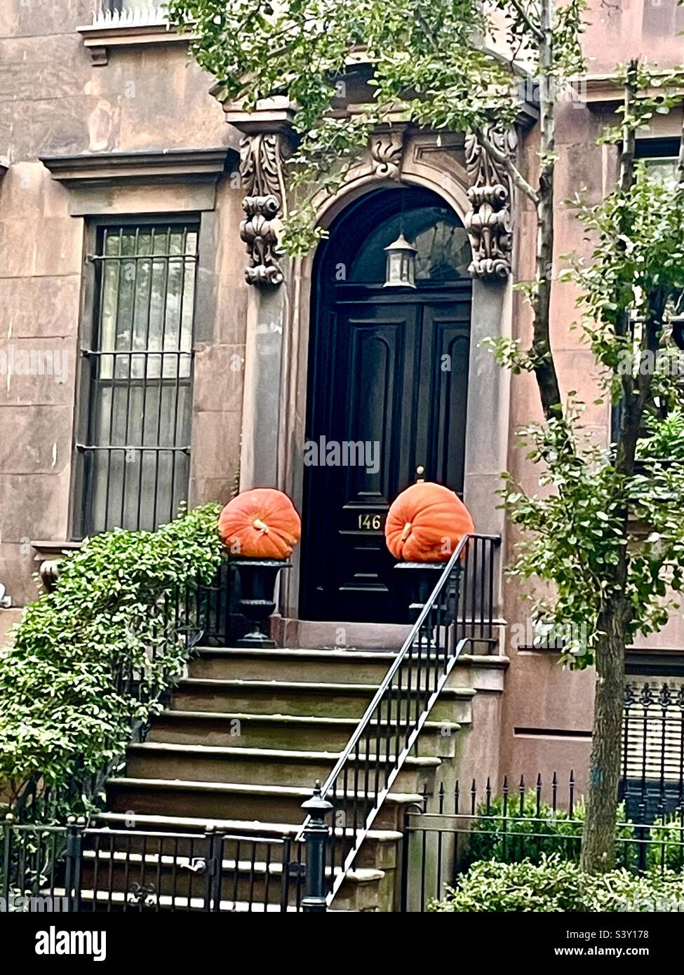 Elegant new york city brownstone hi-res stock photography and images ...