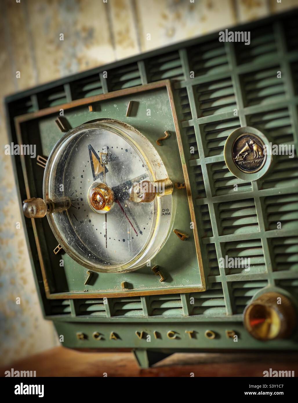 Vintage clock radio hi-res stock photography and images - Alamy