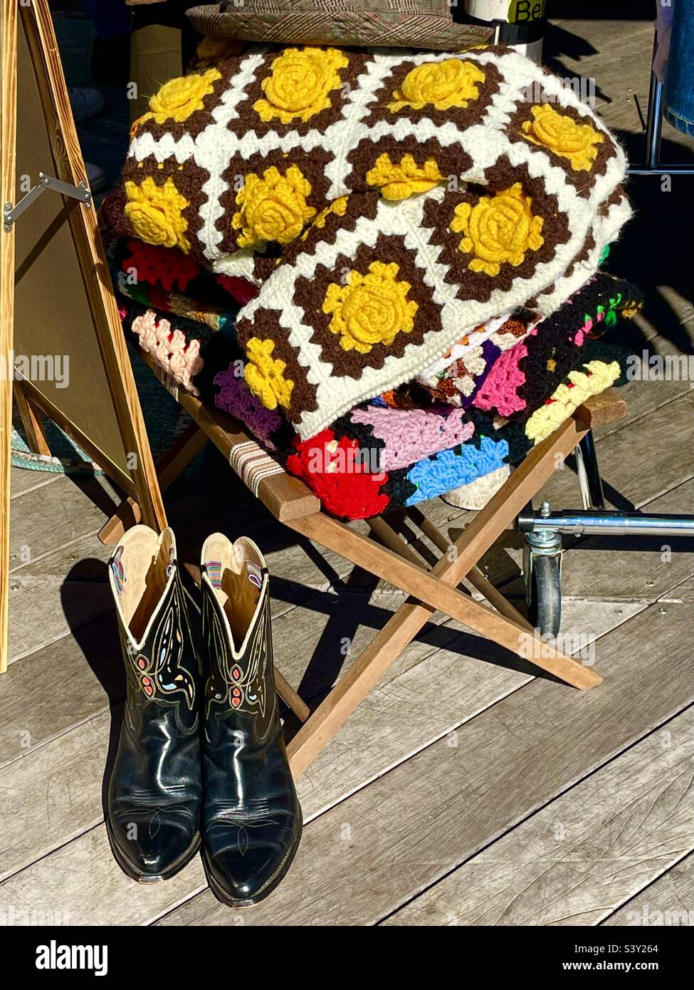 Old-fashioned items at a vintage fair Stock Photo - Alamy