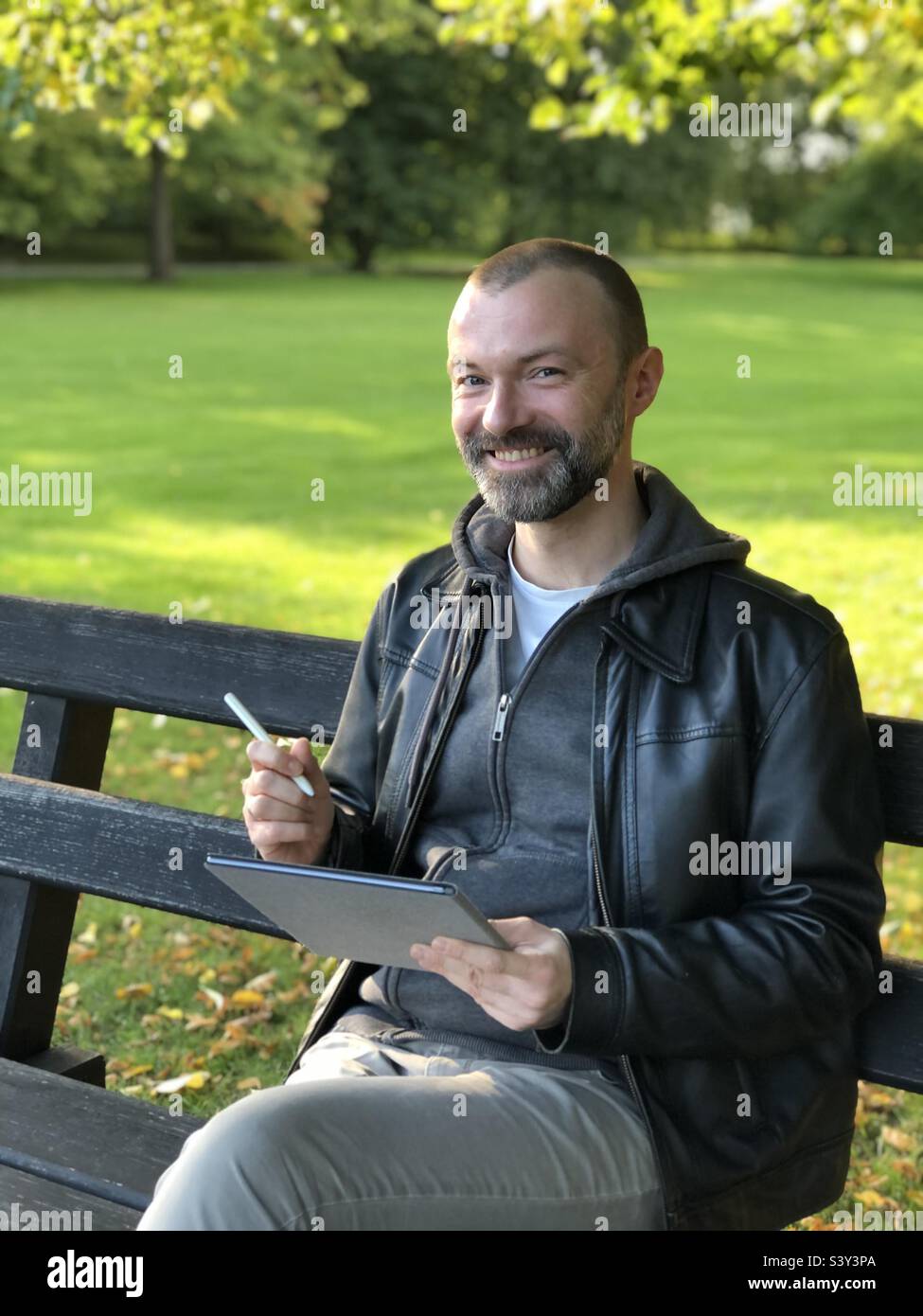 Man working park hi-res stock photography and images - Alamy