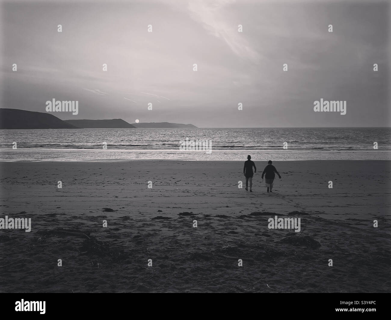 Black white walk beach hi-res stock photography and images - Alamy