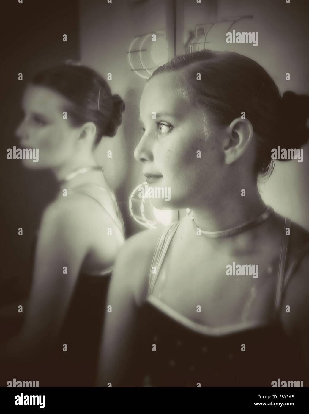 Girl mirror black and white hi-res stock photography and images - Alamy