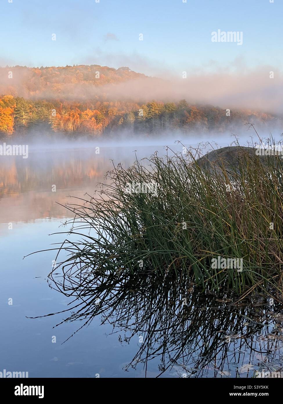 Lakeside fall foliage hi-res stock photography and images - Alamy