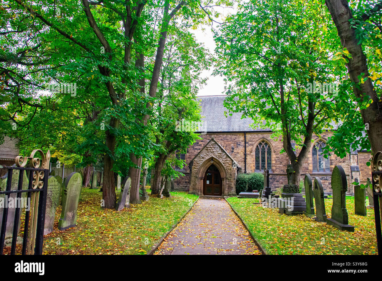 Trees surrounding church hi-res stock photography and images - Alamy