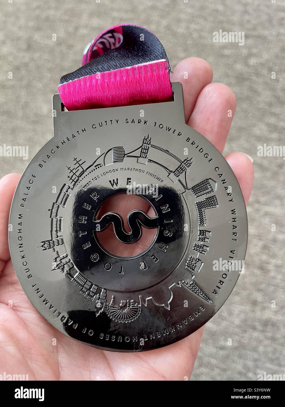 London marathon 2022 medal hi-res stock photography and images - Alamy