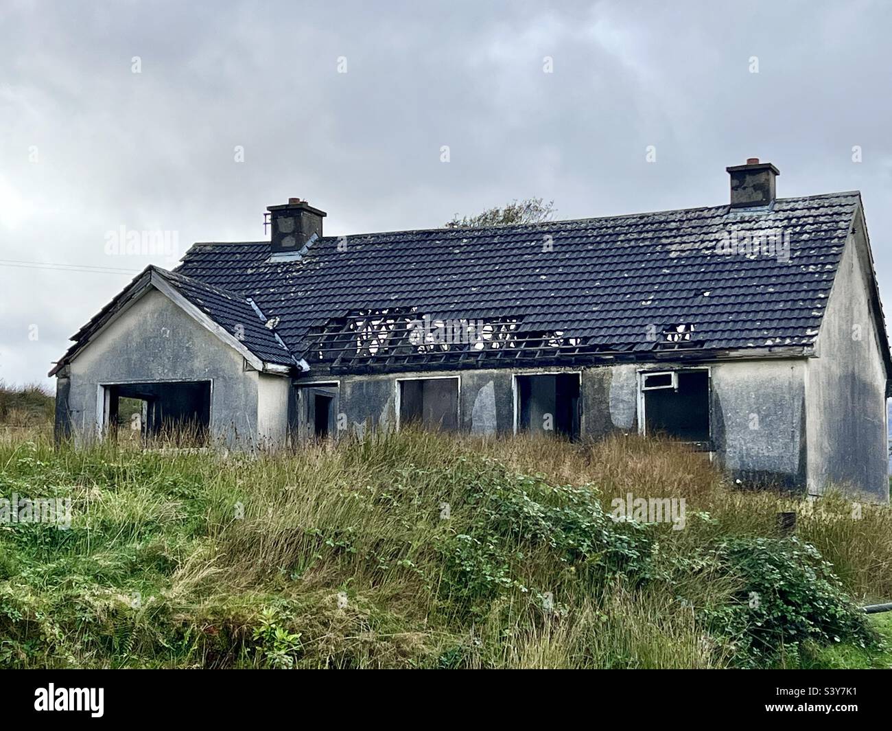 Abandoned house ireland hi-res stock photography and images - Alamy