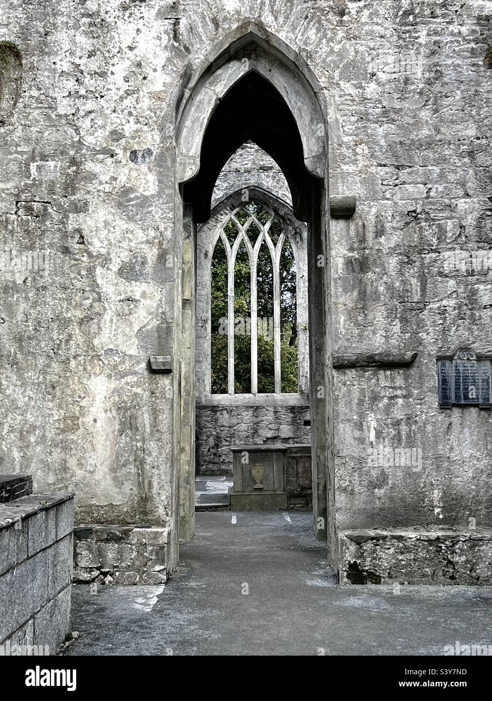 Aligned windows hi-res stock photography and images - Alamy