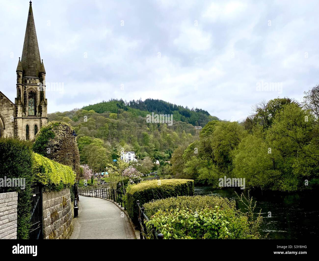 Church and beautiful countryside near Llangollen in north Wales Stock ...